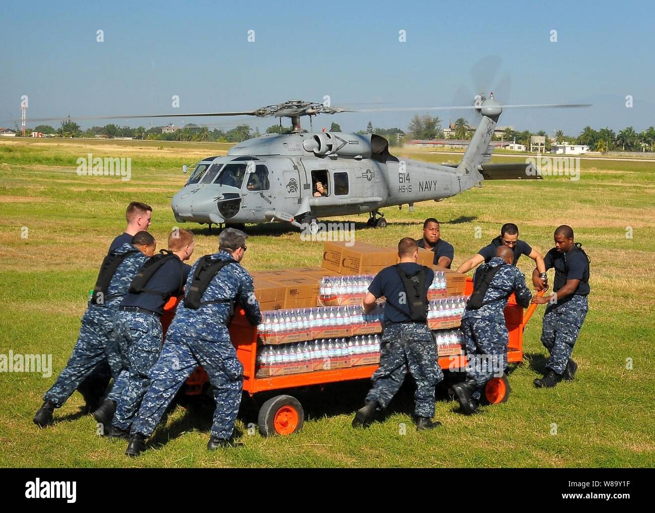 Humanitarian and disaster relief operations hi-res stock photography ...