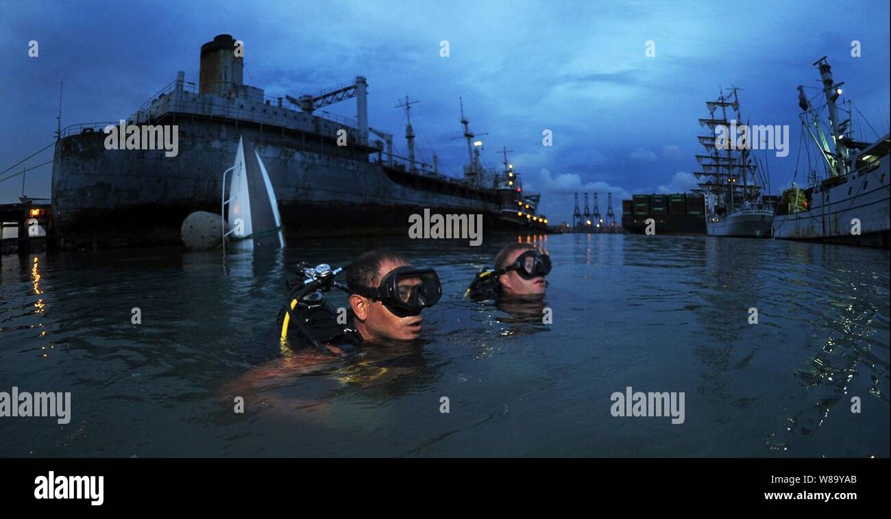 Peruvian navy diver Falcon Bernol (left) and U.S. Navy Petty Officer ...