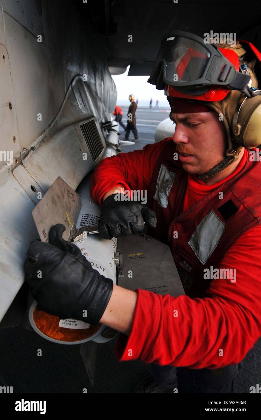 Aim 120 amraam missile hi-res stock photography and images - Alamy