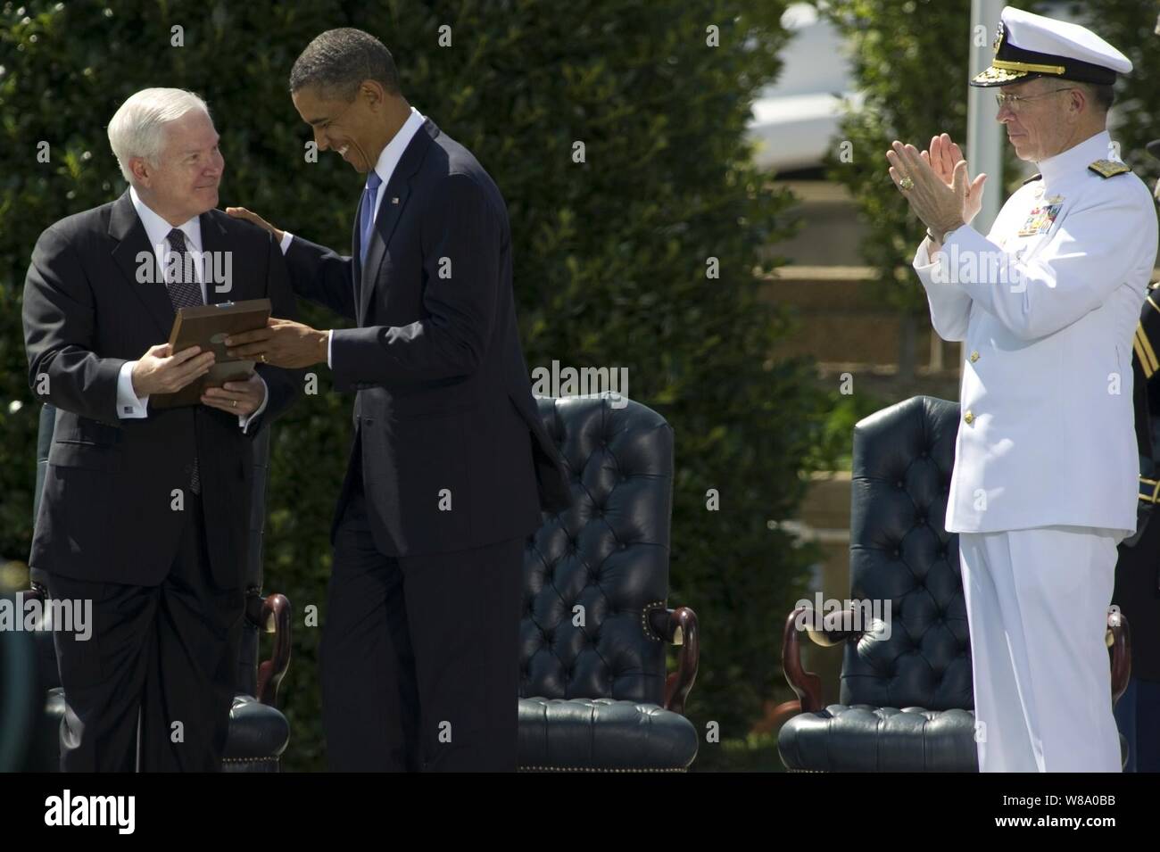 Secretary defence robert gates hi-res stock photography and images - Alamy
