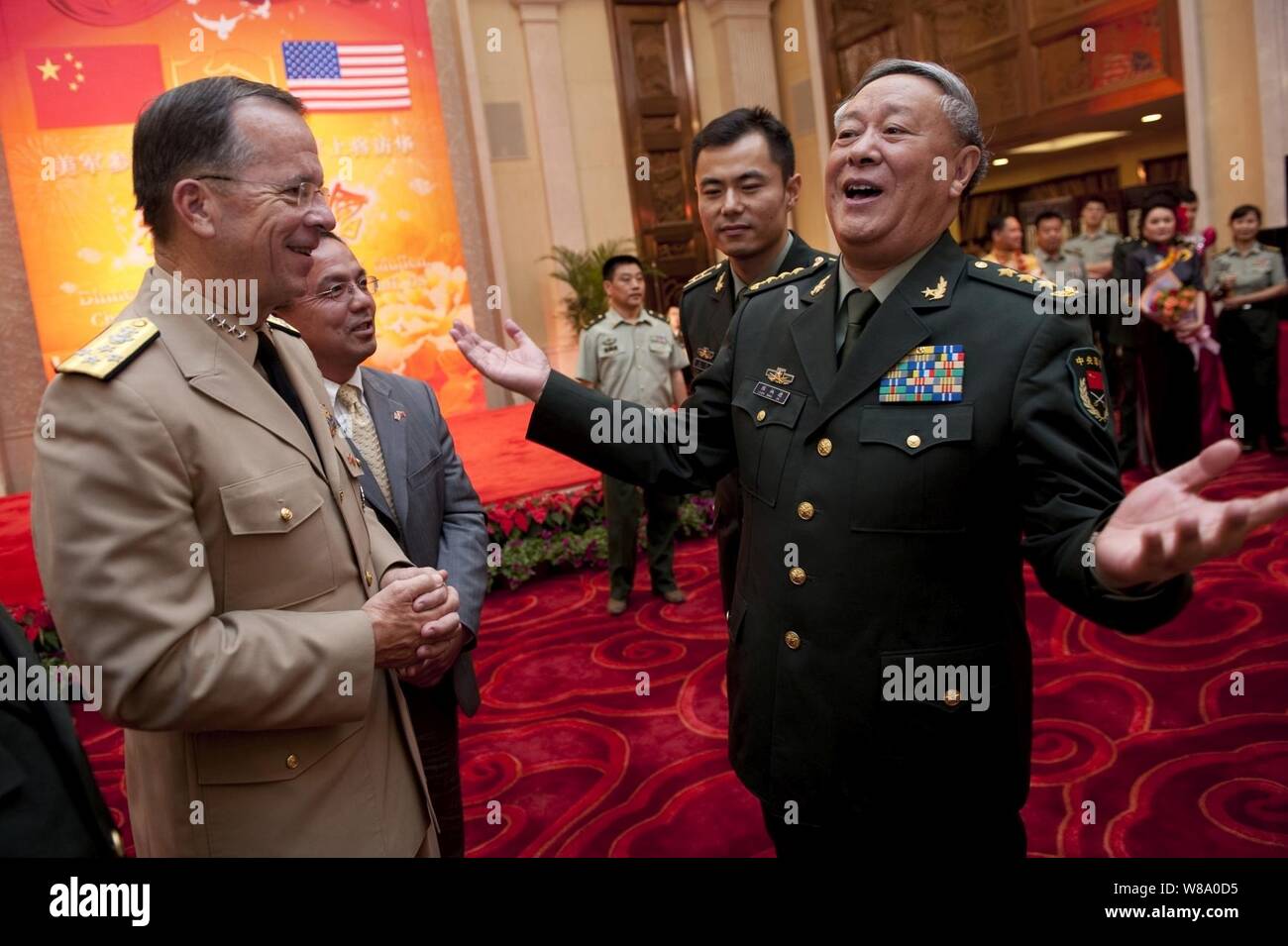 Chairman of the Joint Chiefs of Staff Adm. Mike Mullen shares a laugh ...