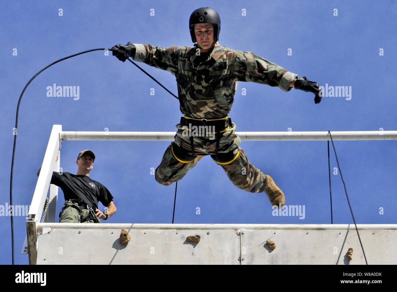 Rapelling tactical hi-res stock photography and images - Alamy