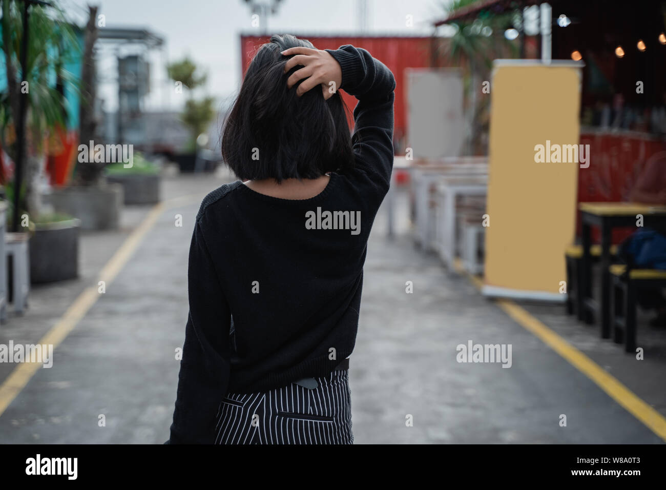 Pose young woman from behind Stock Photo - Alamy
