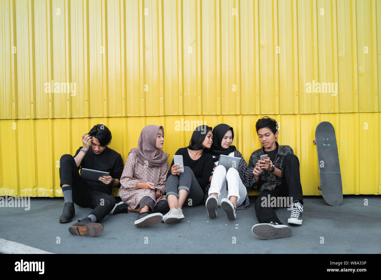group of friends hanging out together Stock Photo - Alamy