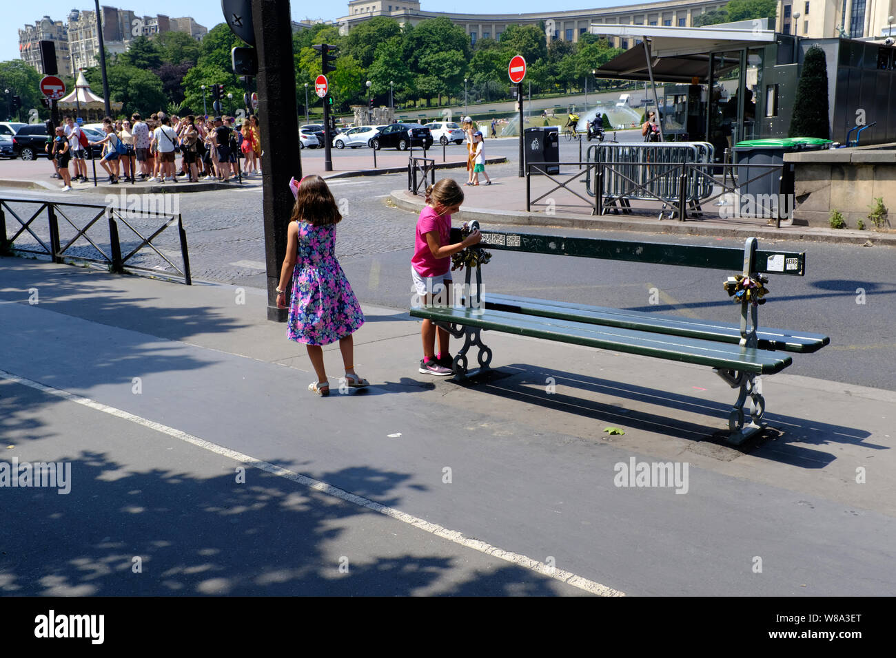 Bench eiffel tower hi-res stock photography and images - Alamy
