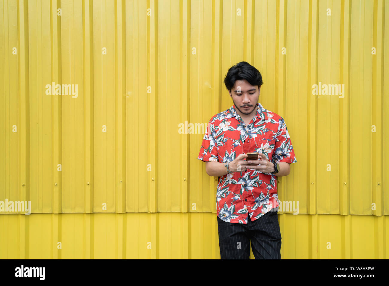 Man looking at handphone hi-res stock photography and images - Alamy