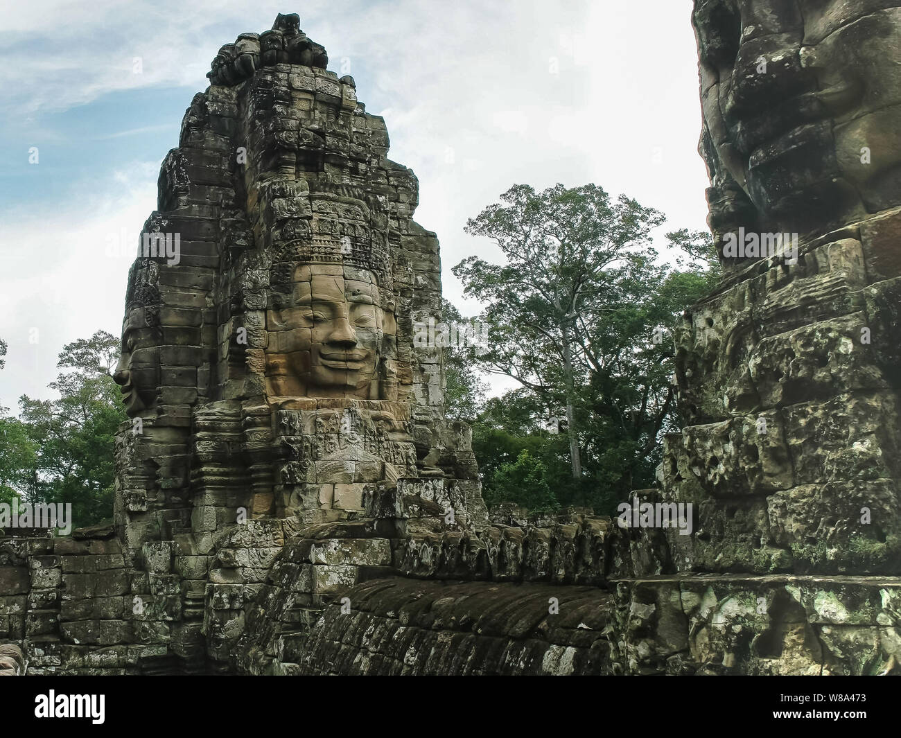 famous smiling face carving at bayon temple Stock Photo - Alamy