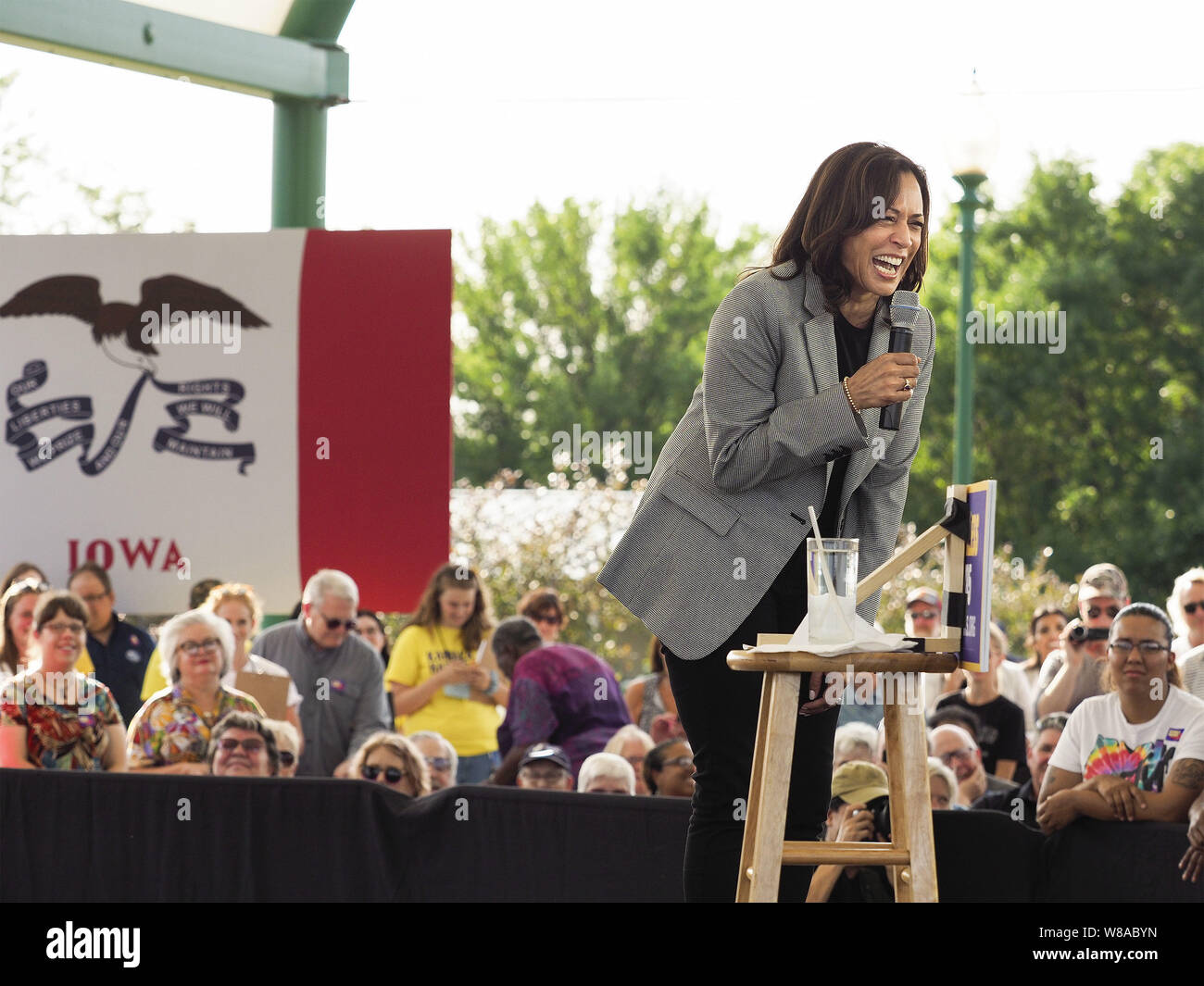 Kamala harris laughing hi-res stock photography and images - Alamy