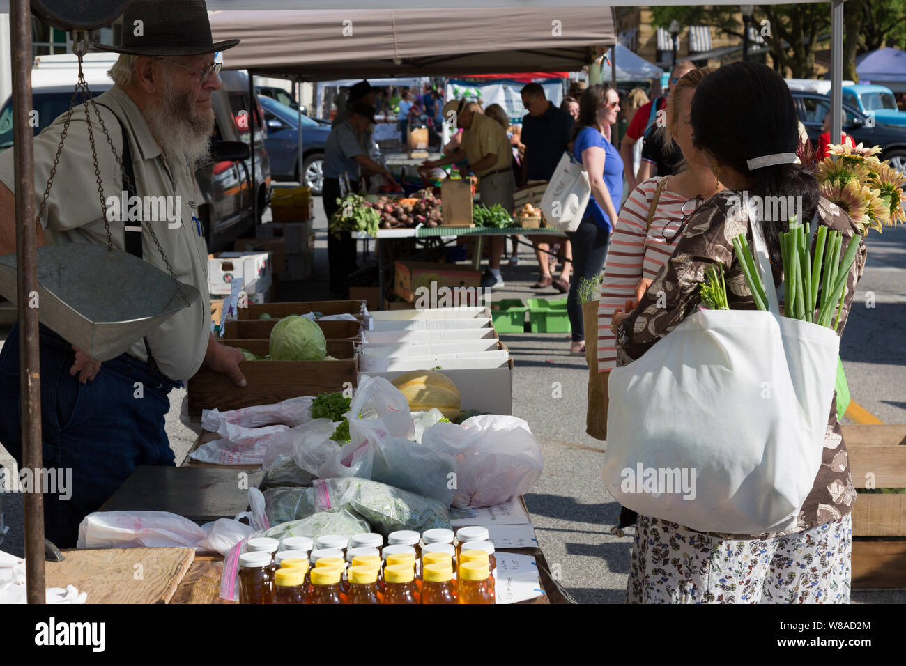 Amish women at market hi-res stock photography and images - Alamy