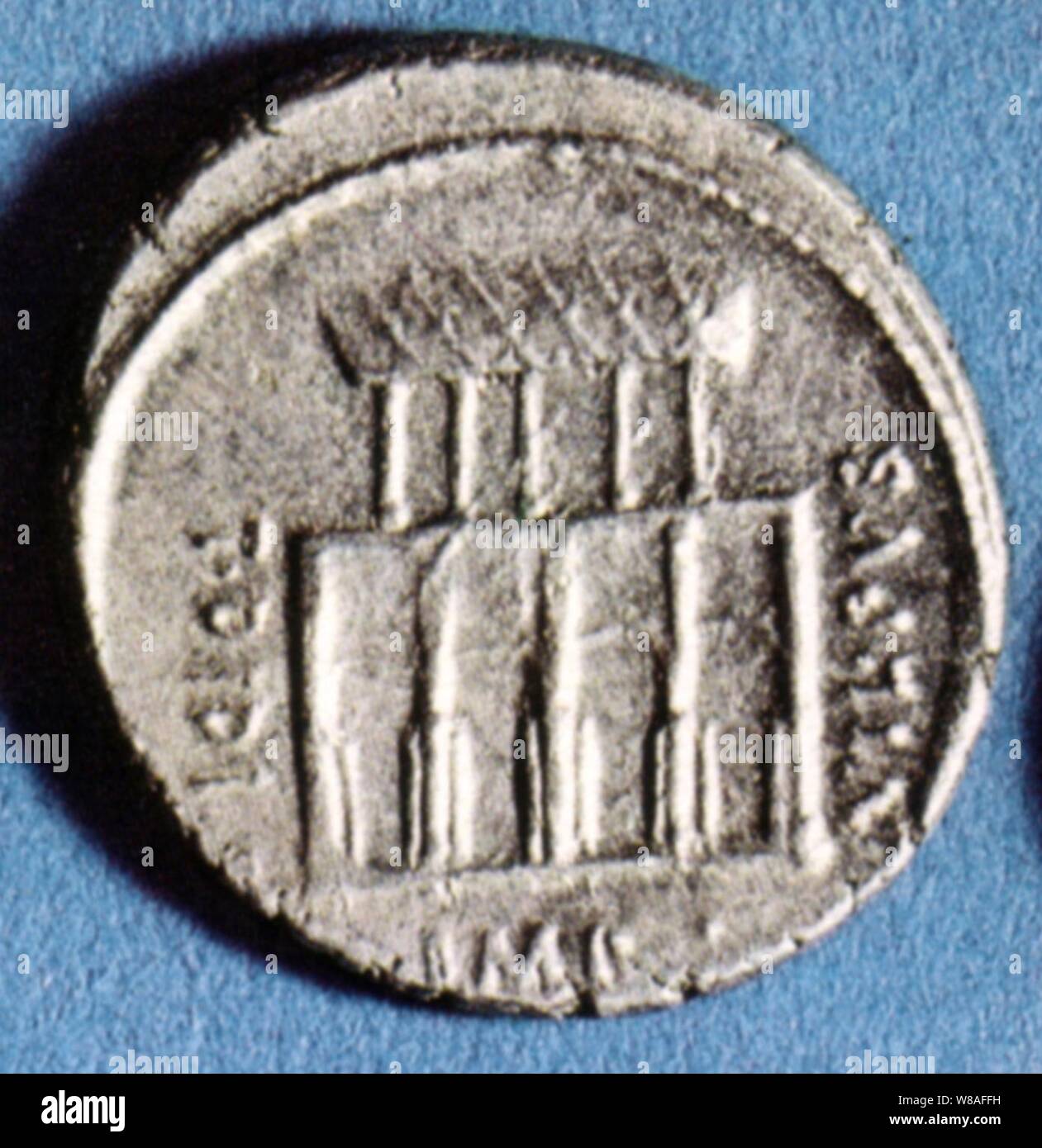 Denario di Publio Fonteio Capitone con la villa publica ricostruita da ...