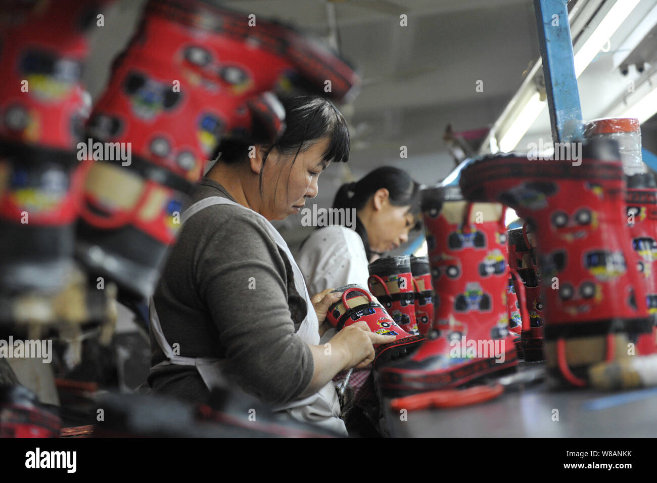 China chinese female factory workers hi-res stock photography and ...