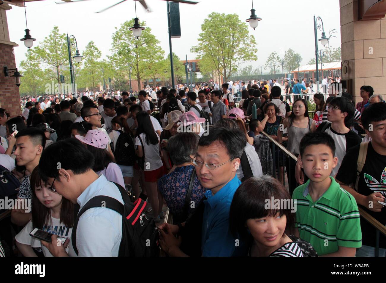 Visitors queue up enter hi-res stock photography and images - Alamy