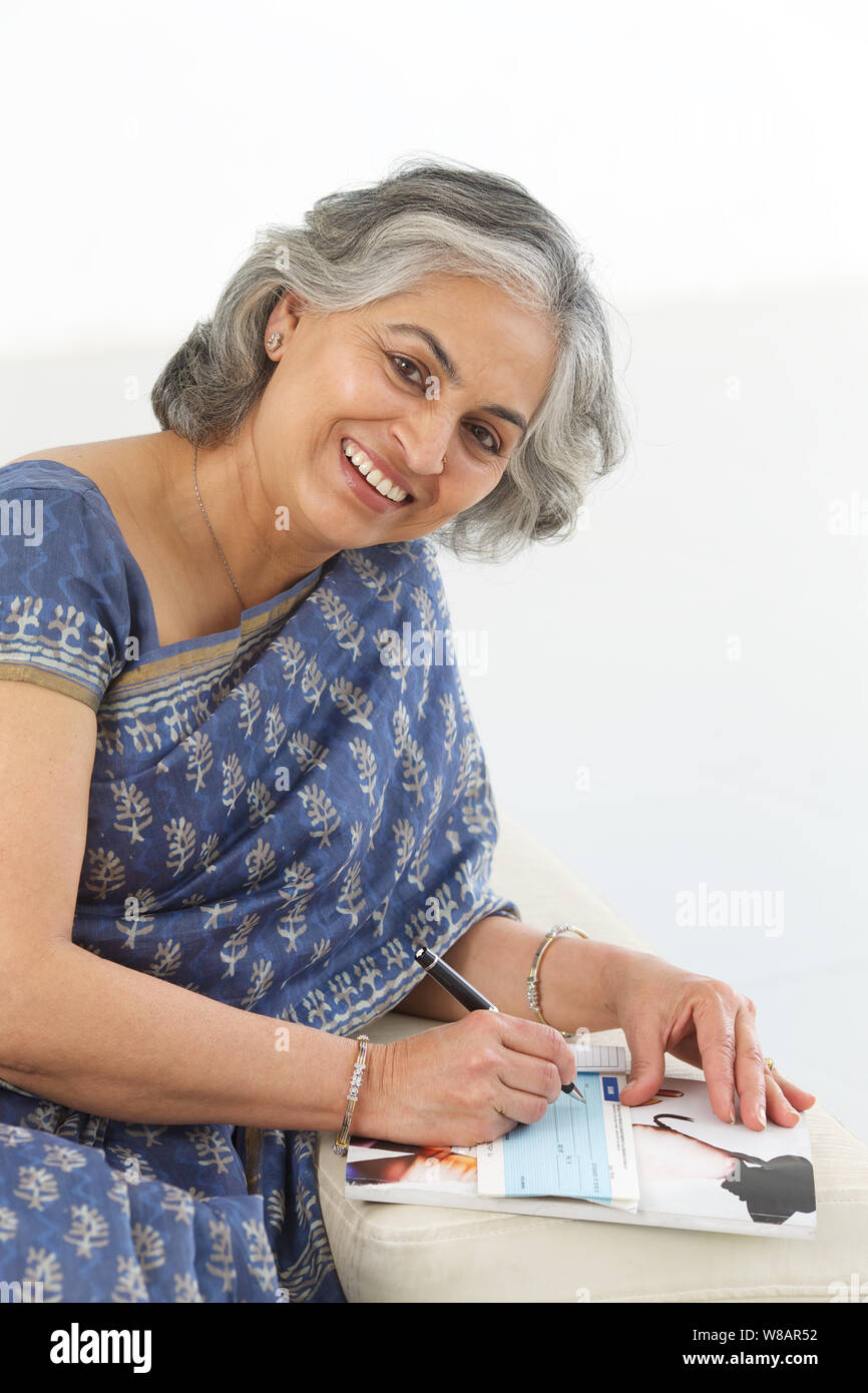Writing a cheque hi-res stock photography and images - Alamy