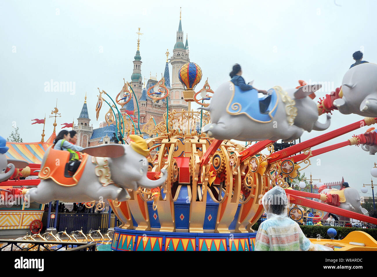 --FILE--Tourists have fun on an amusement ride in the Shanghai ...