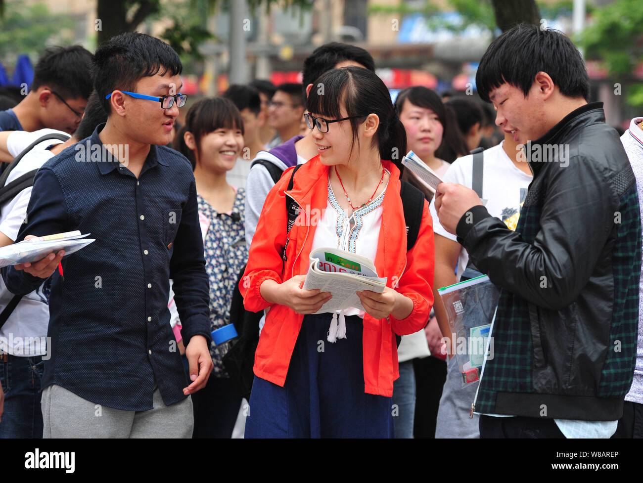Chinese students make final reviews of their textbooks before partaking ...