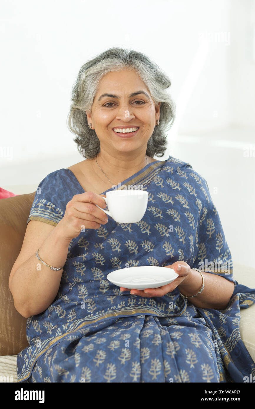 Indian woman cup tea sari hi-res stock photography and images - Alamy