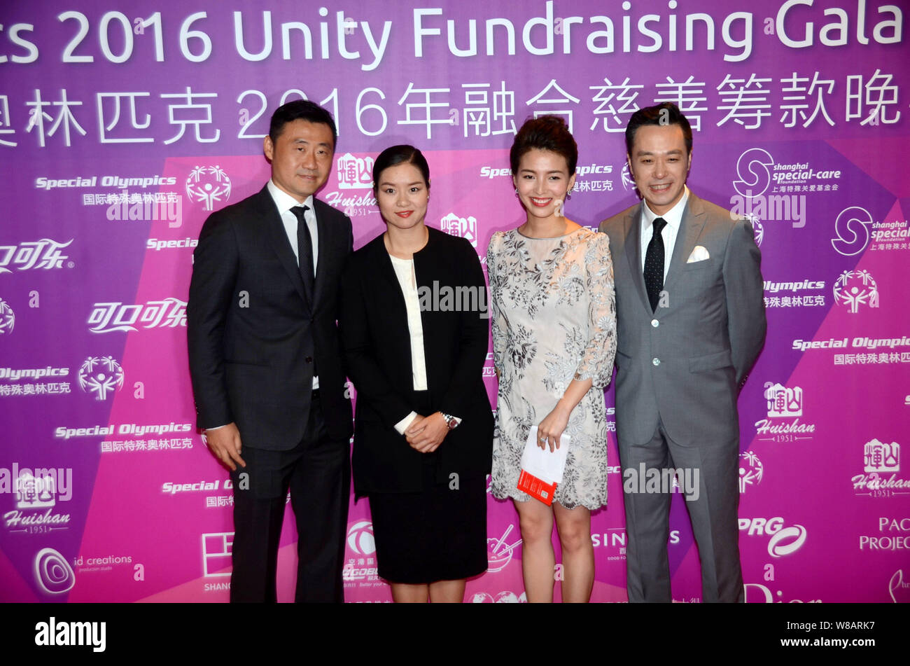 Pregnant Chinese tennis star Li Na, second left, and her husband Jiang ...