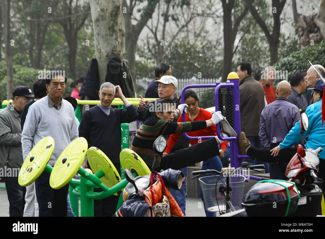 --FILE--Elderly and retired Chinese residents do physical exercises ...