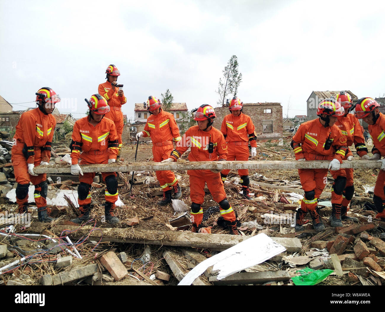 Rescuers clear debris hi-res stock photography and images - Alamy