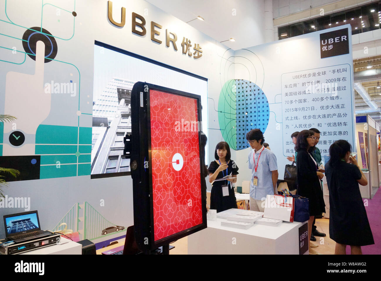 Stand by car hi-res stock photography and images - Alamy