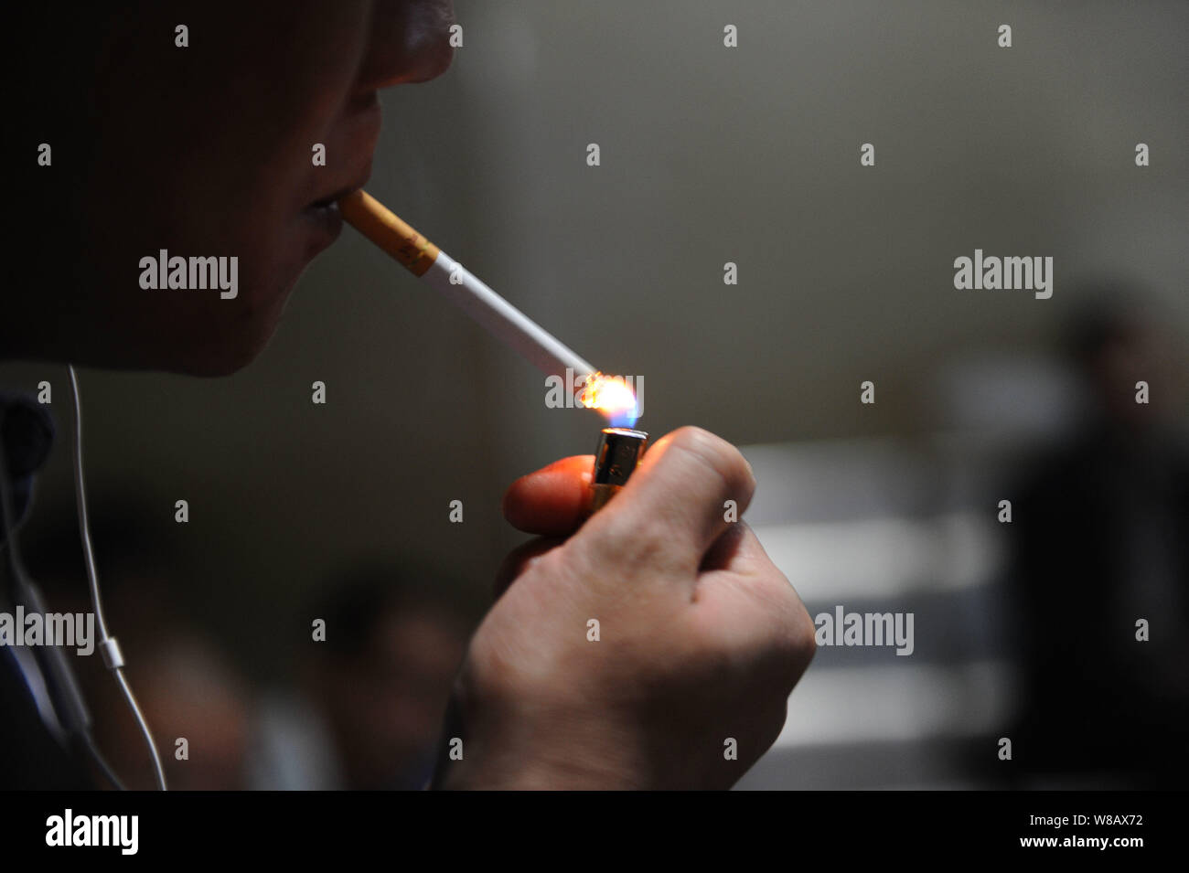 Chinese with cigarette hi-res stock photography and images - Alamy