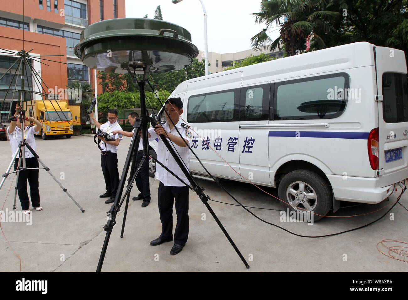 Chinese radio management officers use devices to monitor and shield ...