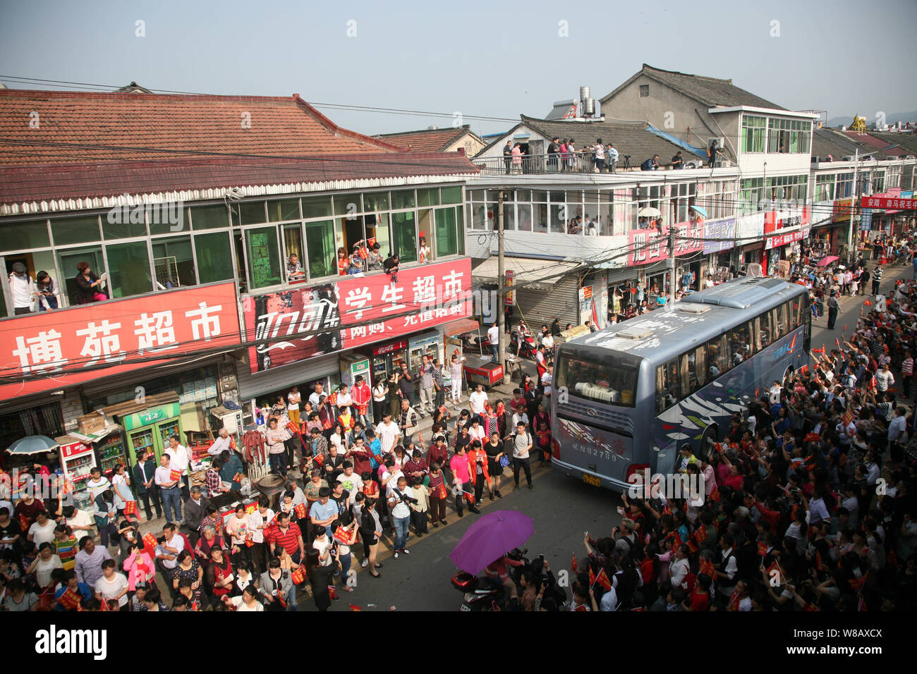 Wave goodbye crowd hi-res stock photography and images - Alamy