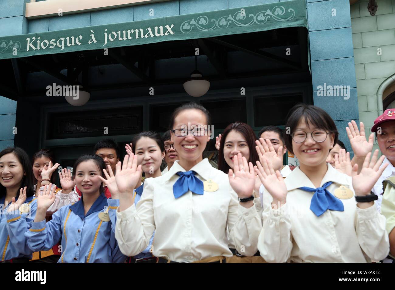 Disney park employees hi-res stock photography and images - Alamy