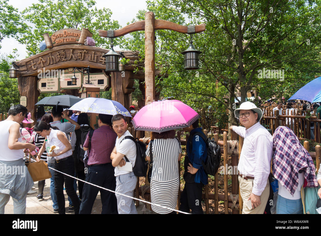 File Tourists Wait In A Long Queue To Try Out The Seven Dwarfs Mine