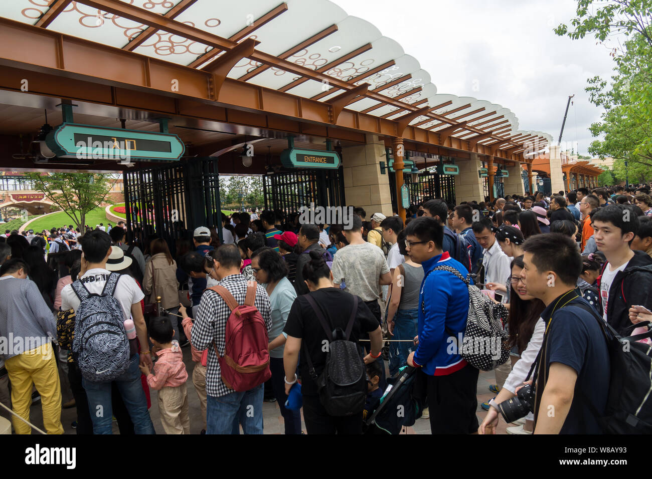 Theme park queue hi-res stock photography and images - Alamy