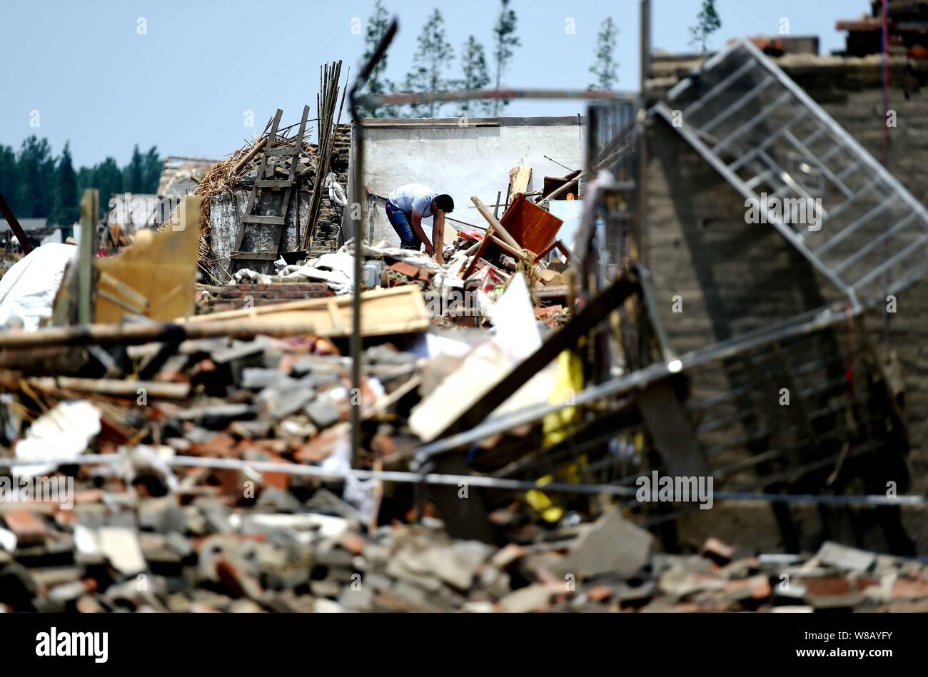 Massive rubble hi-res stock photography and images - Alamy