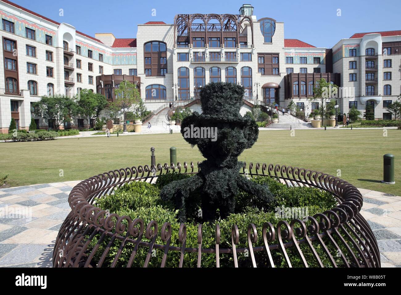 Shanghai disneyland hotel hi-res stock photography and images - Alamy