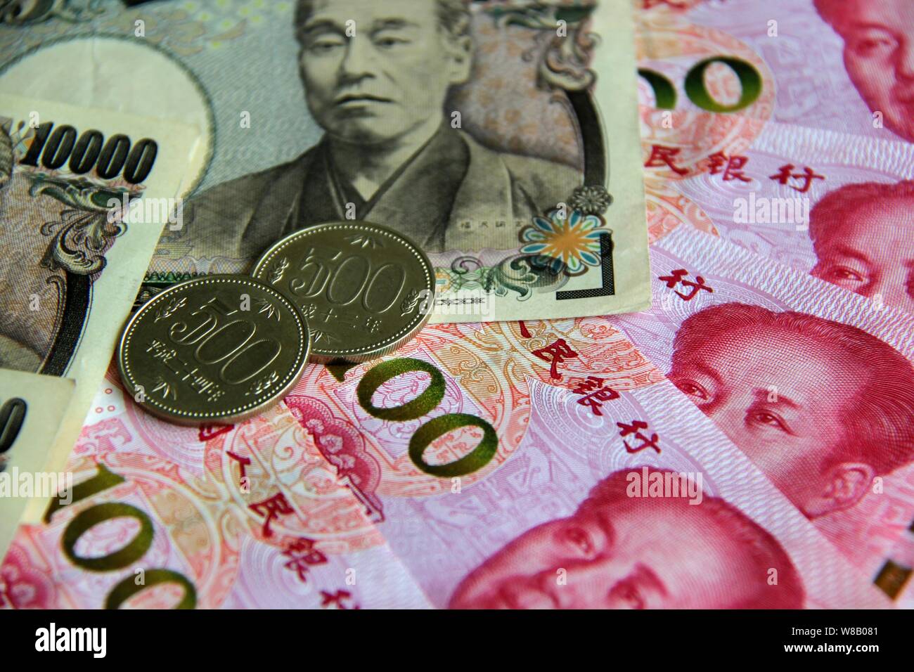 Japanese yen banknotes coins hi-res stock photography and images - Alamy