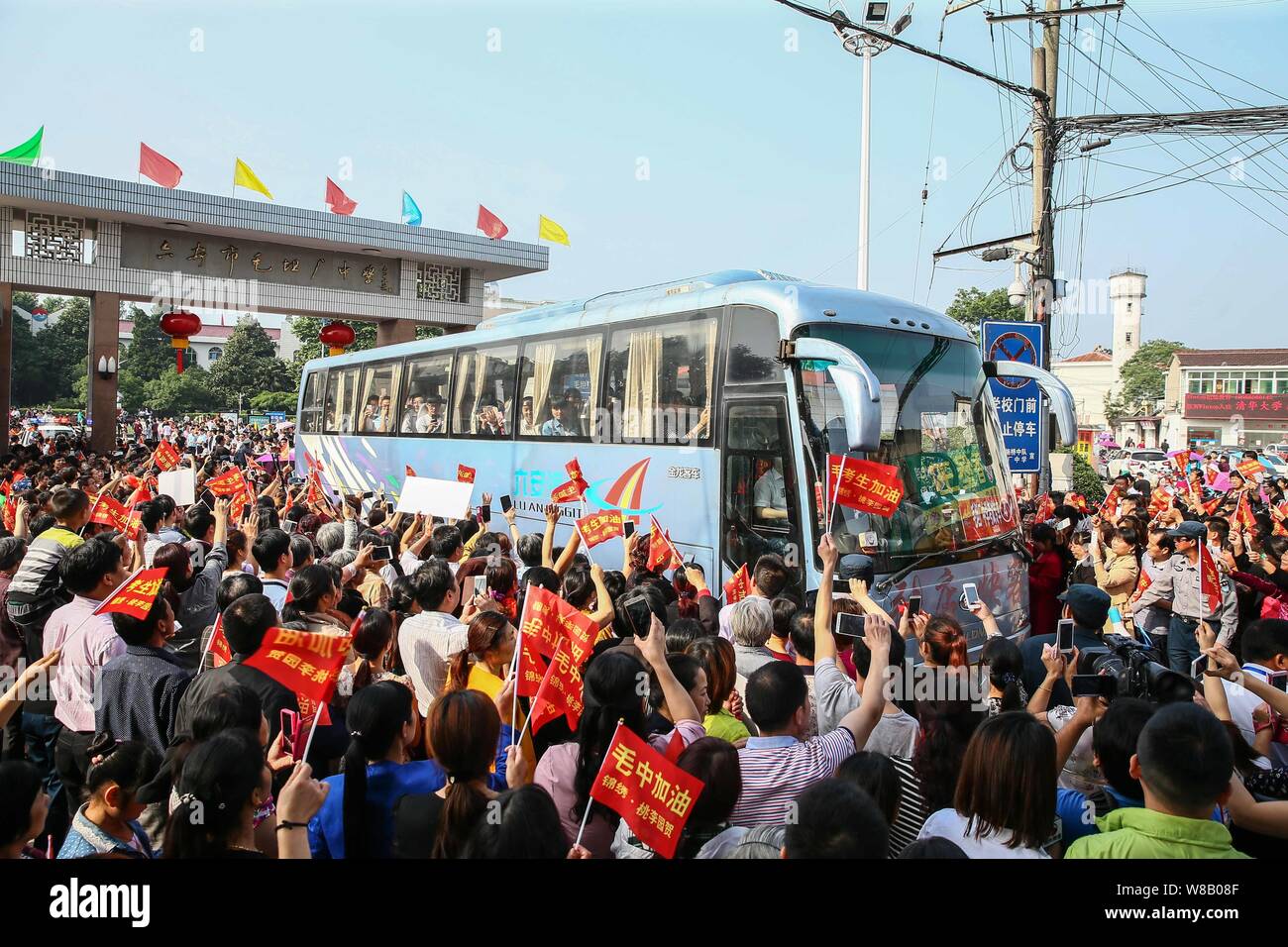 Wave goodbye crowd hi-res stock photography and images - Alamy