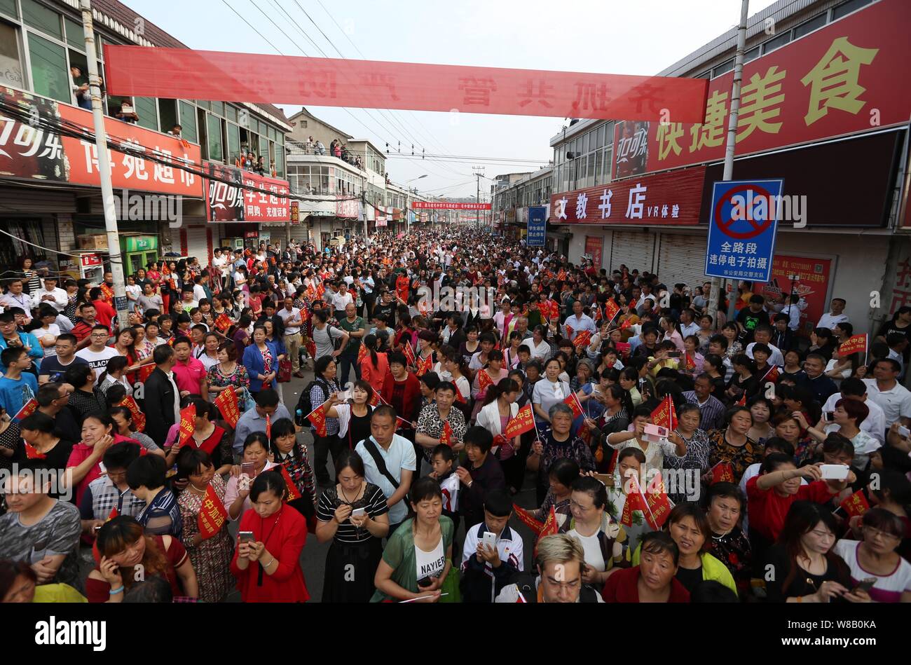 Wave goodbye crowd hi-res stock photography and images - Alamy