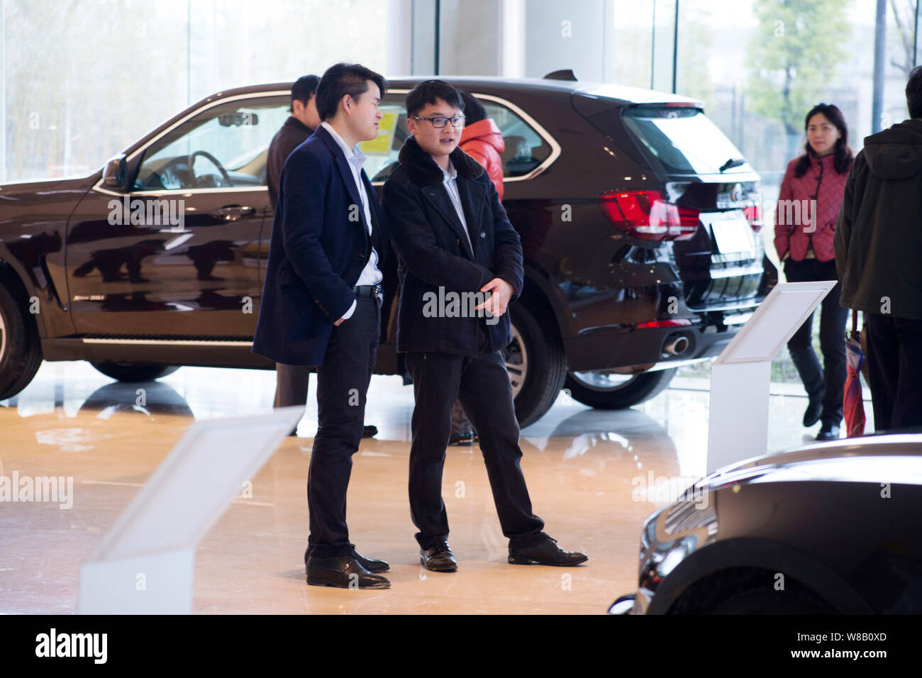 --FILE--Chinese car buyers look at parallel-imported luxury cars on ...