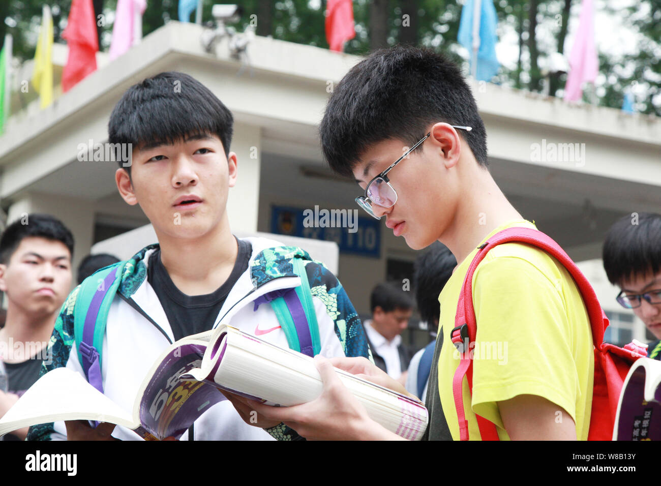 Chinese students make final reviews of their textbooks before partaking ...