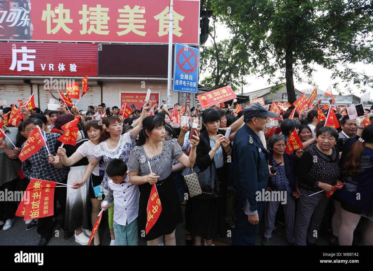 Wave goodbye crowd hi-res stock photography and images - Alamy