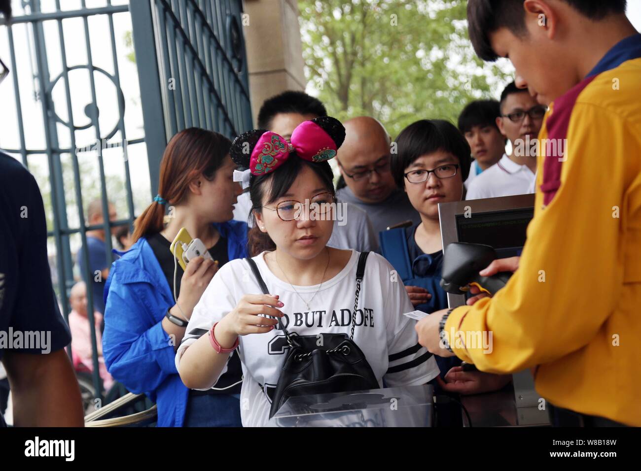 Theme park queue hi-res stock photography and images - Alamy