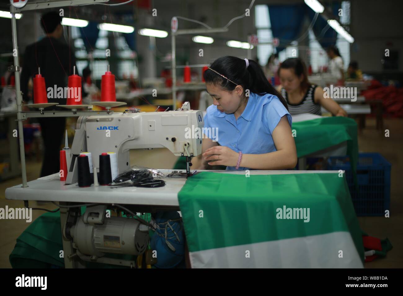 China workers italy hi-res stock photography and images - Alamy