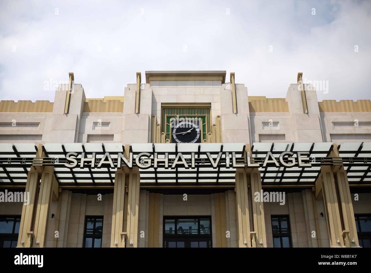 Disney village is a shopping hi-res stock photography and images - Alamy