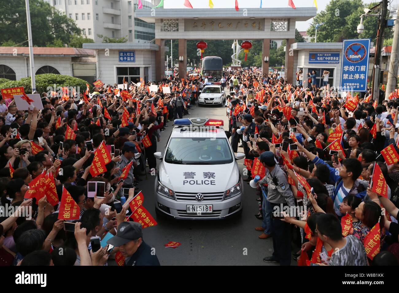Wave goodbye crowd hi-res stock photography and images - Alamy