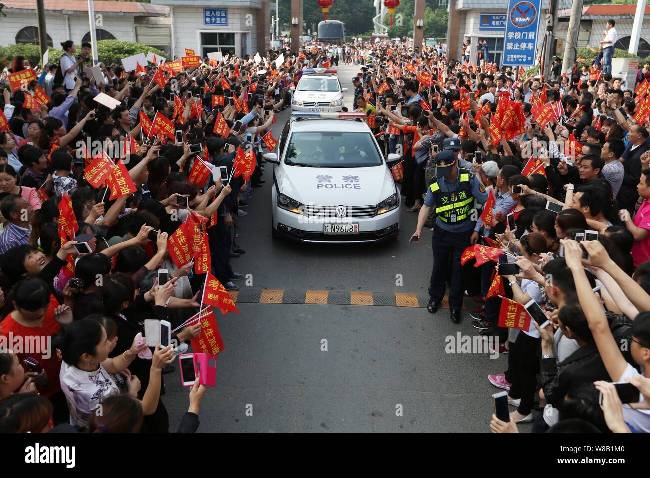 Wave goodbye crowd hi-res stock photography and images - Alamy