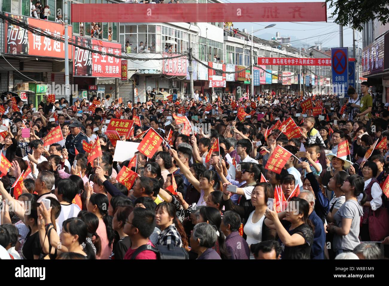 Wave goodbye crowd hi-res stock photography and images - Alamy