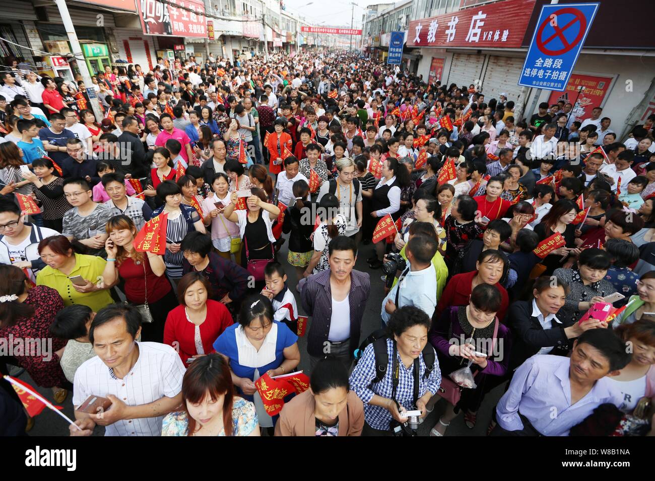 Wave goodbye crowd hi-res stock photography and images - Alamy