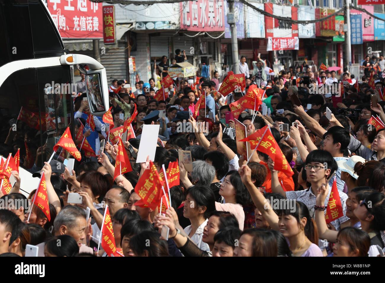 Wave goodbye crowd hi-res stock photography and images - Alamy