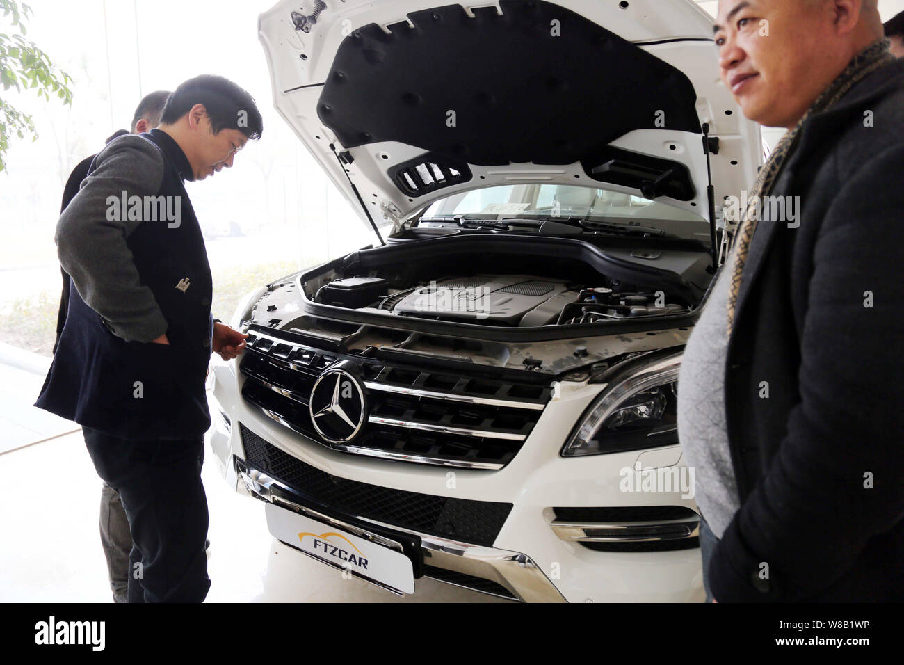 --FILE--Chinese car buyers look at a parallel-imported Mercedes-Benz ...