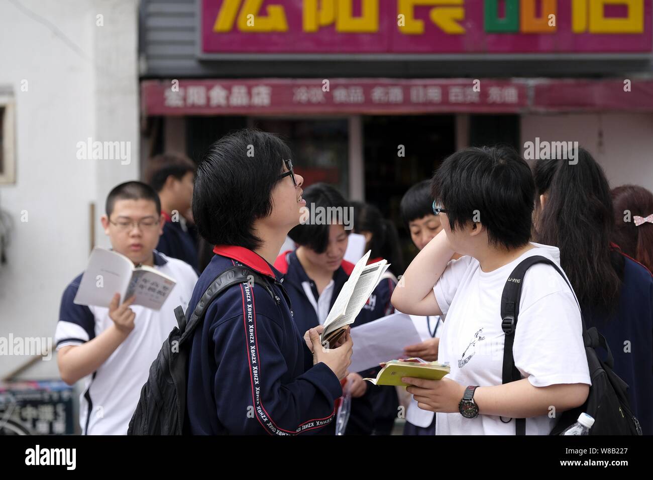 Chinese students make final reviews of their textbooks before partaking ...