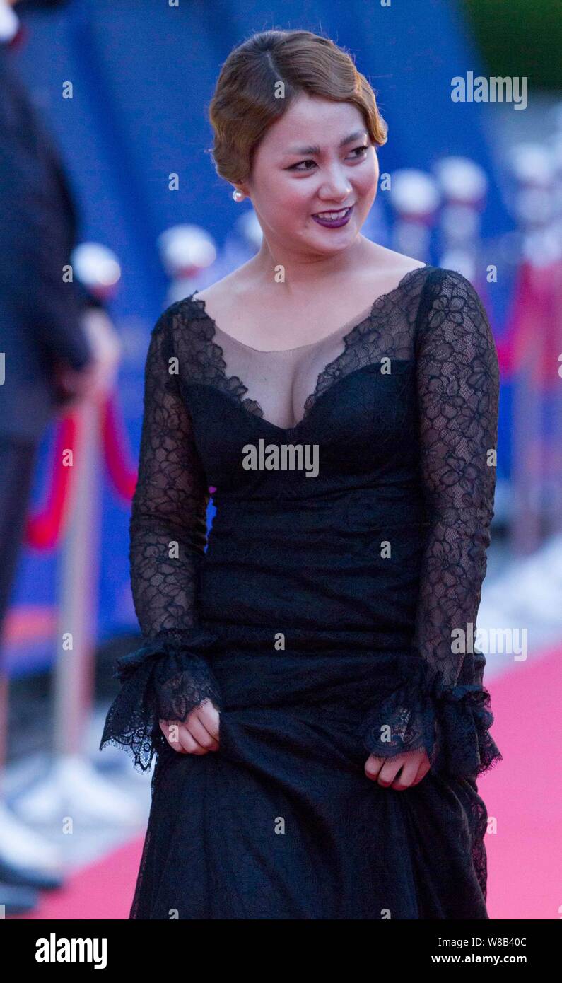 South Korean singer and actress Park Na-rae arrives on the red carpet ...