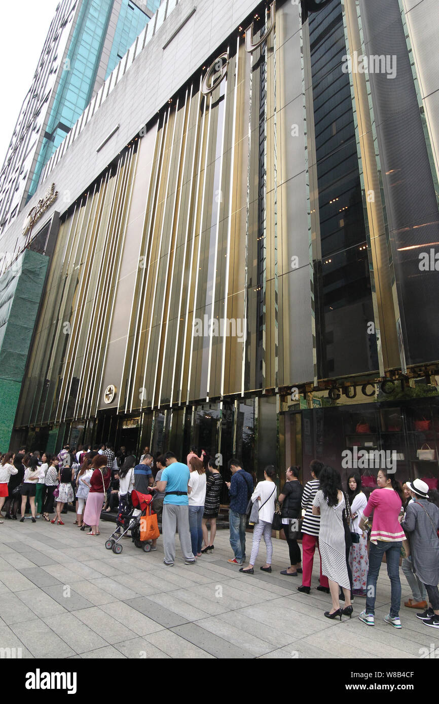 Queue gucci hi-res stock photography and images - Alamy